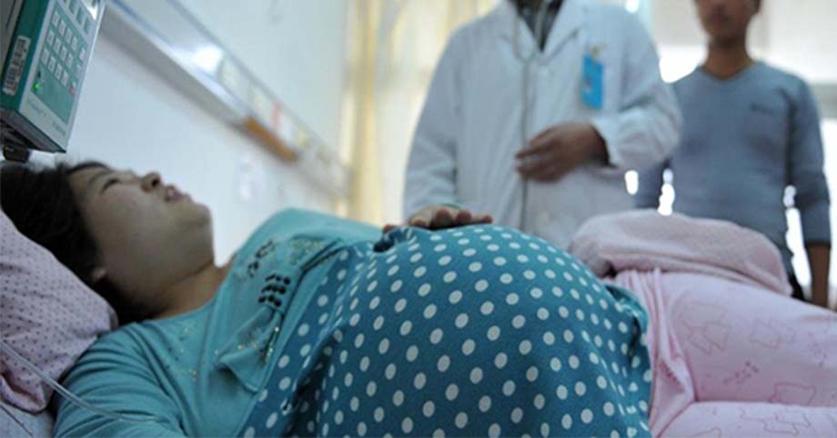 Nằm ngửa đi ngủ vì muốn thoải mái, sáng dậy mẹ bầu 8 tháng b.àng ho.àng ...