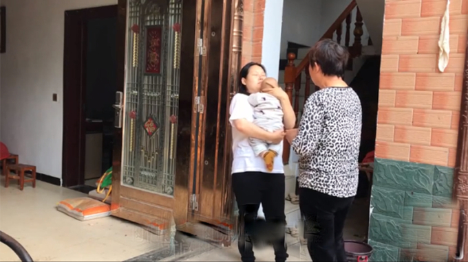 Con dâu đòi ở cữ hẳn 6 tháng, mẹ chồng dạy cách tắm cho con còn giãy ...