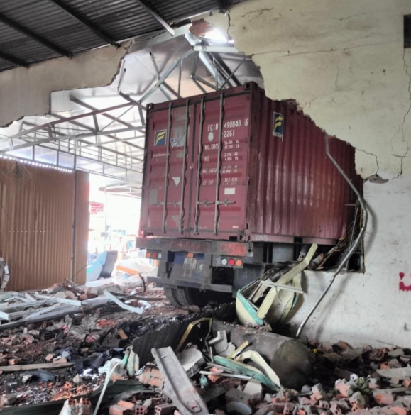 Hiện trường thương tâm trong vụ xe container tông vào nhà dân khiến 3 người tử vong