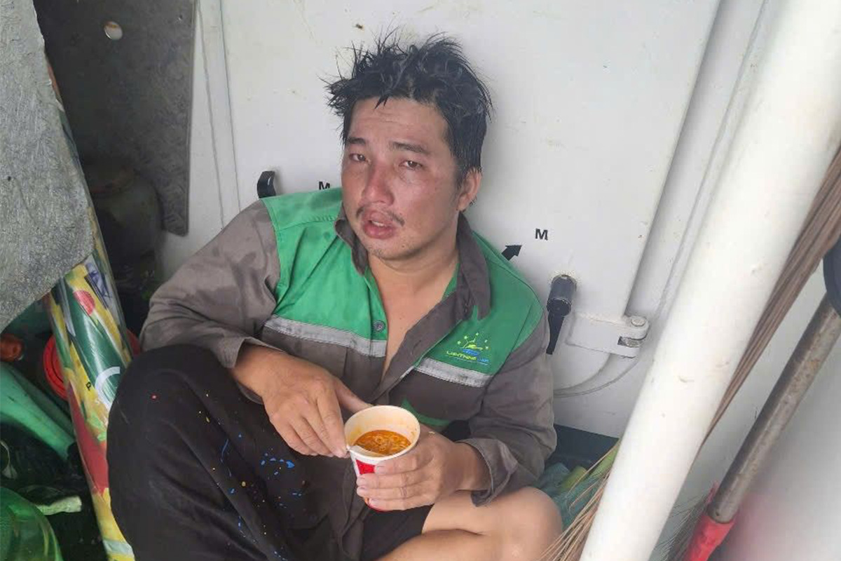 Người đàn ông may mắn được tàu cứu sống sau hơn 6 tiếng trôi lênh đênh ...